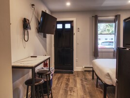 Estúdio conforto, 1 cama Queen | Ferros/tábuas de passar roupa, Wi-Fi de cortesia, roupa de cama