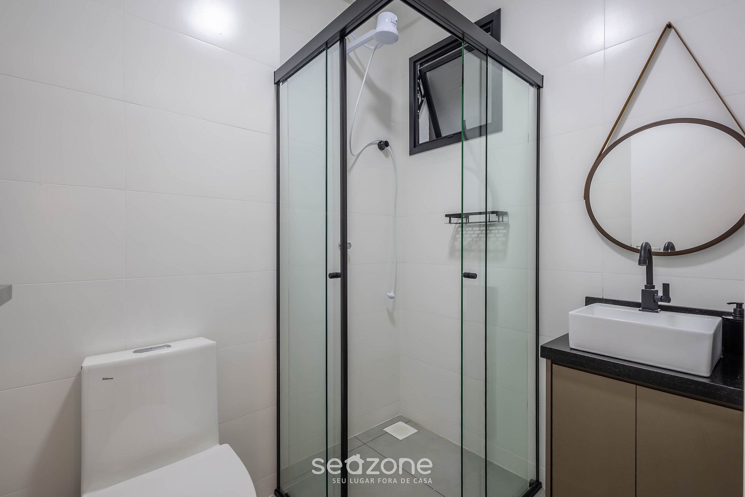 Apartamento Básico | Casa de banho | Um polibã, um secador de cabelo, toalhas fornecidas, sabão 