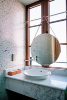 Quarto Duplo Superior, Vista para a cidade | Casa de banho | Um secador de cabelo, chinelos 