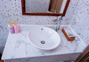 Quarto Duplo Superior, Vista para a cidade | Casa de banho | Um secador de cabelo, chinelos 