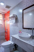 Quarto Duplo Superior, Vista para a cidade | Casa de banho | Um secador de cabelo, chinelos