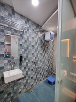 Quarto Duplo Deluxe, Vista para a cidade | Casa de banho | Um polibã, artigos de higiene pessoal grátis, toalhas fornecidas