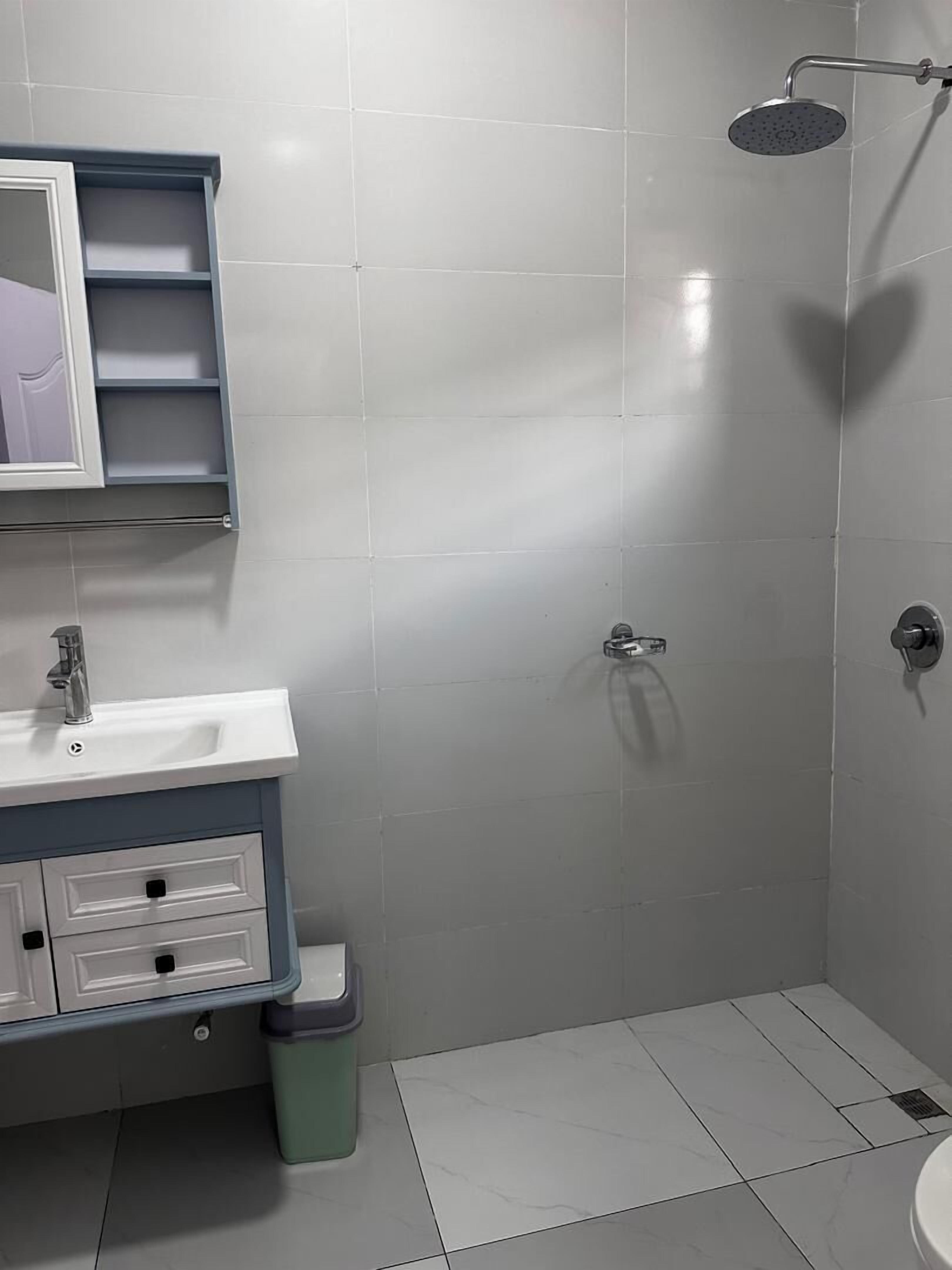 Quarto Duplo | Casa de banho | Toalhas fornecidas, sabão, papel higiénico 