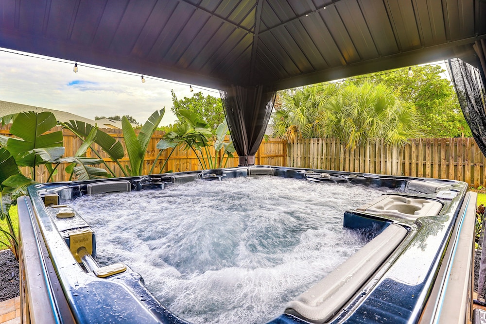 Stylish Port St Lucie Home W/ Hot Tub + Game Room! - Port St. Lucie, FL