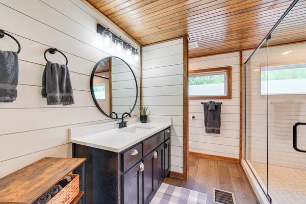 Tree-lined Broken Bow Studio Cabin W/ Hot Tub! - Broken Bow, OK