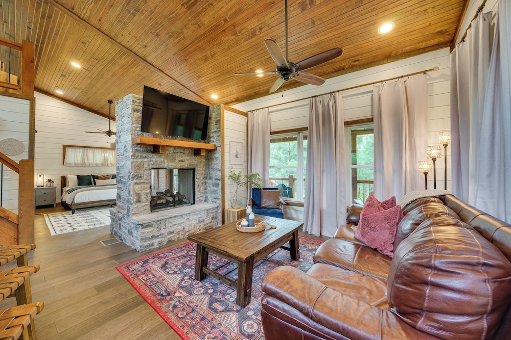 Tree-lined Broken Bow Studio Cabin W/ Hot Tub! - Mississippi