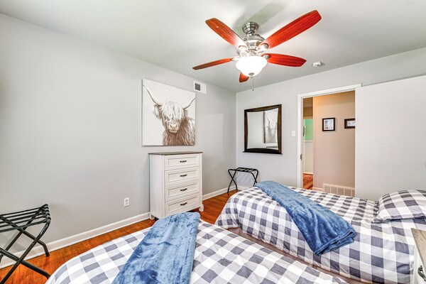 9 Mi To Dtwn: Fort Worth Home W/ Patio & Yard - Arlington, TX