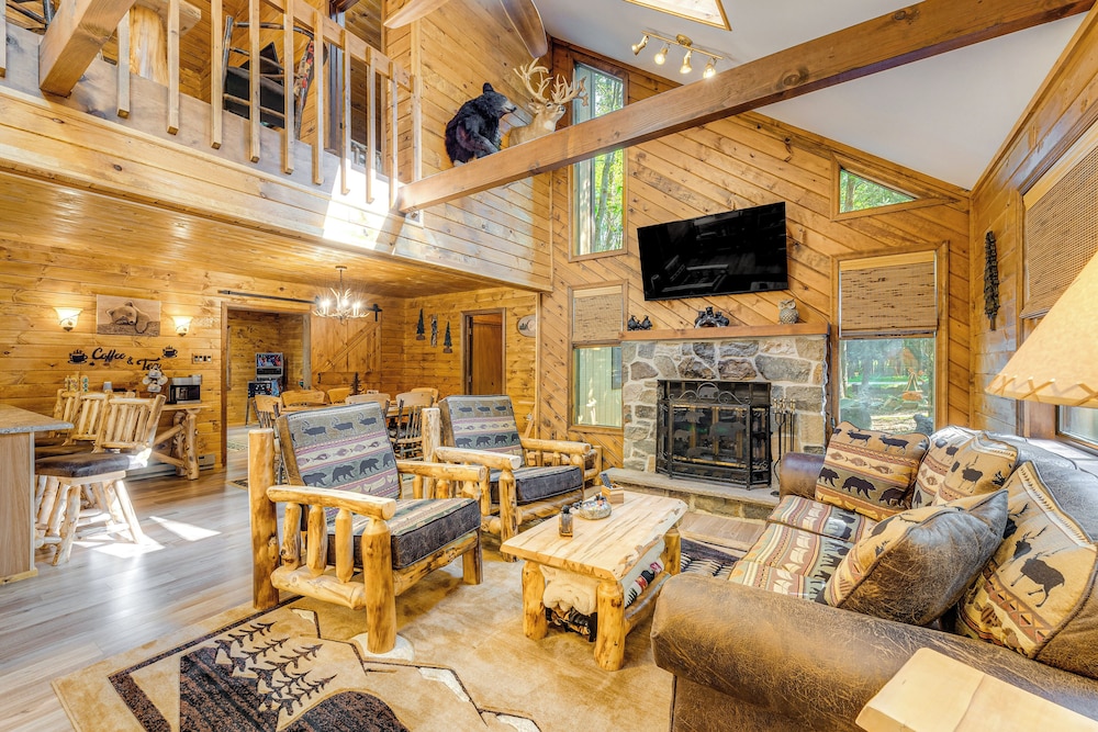 Game Room & Hot Tub: Pine Bear' Pocono Lake Cabin - Pennsylvania