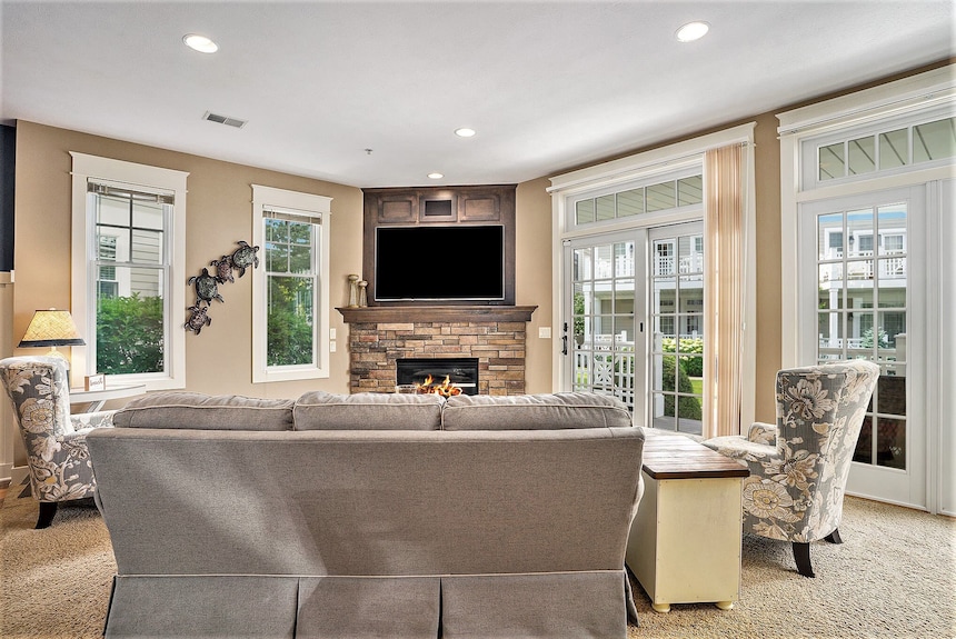 Lake Front Condo W/ Pool Access, Walk To Saugatuck - Holland, MI