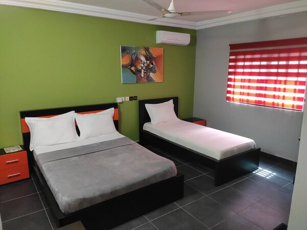 Room-deluxe Twin Beds In Royal Blue Gues - Lomé