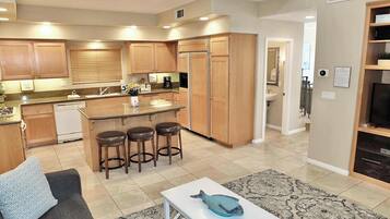 Casa, várias camas, pátio, vista parcial para o oceano (Beauty by the Beach) | Sala de estar | Televisor de ecrã plano de 42 polegadas com canais digitais