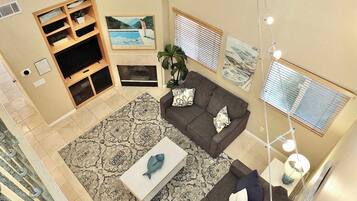 Casa, várias camas, pátio, vista parcial para o oceano (Beauty by the Beach) | Sala de estar | Televisor de ecrã plano de 42 polegadas com canais digitais