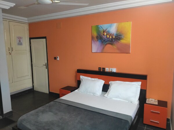 Room-deluxe Double Bed In Royal Blue Gue - Lomé