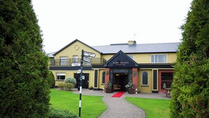 Um hotel com receção, bar de lounge e bar tradicional.