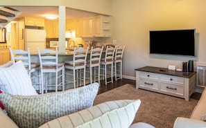Condo, várias camas, sacada, vista para o jardim (Lakeside Living at Abbey Springs) | Área de estar | TV de tela plana 42 polegadas com canais digitais