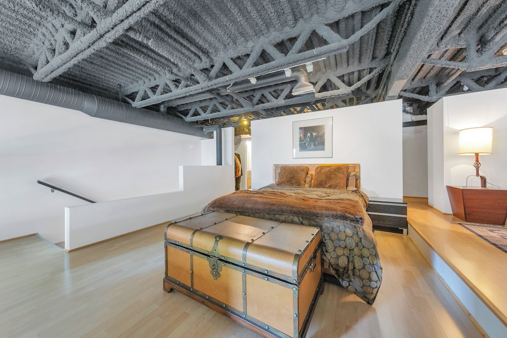 D25 - Large 1 Bedroom 2 Bathroom In Mount Pleasant - North Vancouver