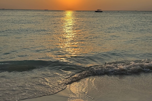 Na praia, areia branca, bar na praia