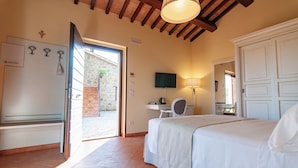Quarto Deluxe, Vista para a cidade | Cofre no quarto, secretária, Wi-fi grátis, roupa de cama fornecida 