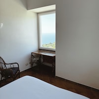 2 quartos, camas de colchão viscoelástico, secretária