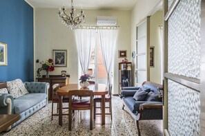 Apartamento, sacada | Área de estar | TV de tela plana 32 polegadas com canais a cabo