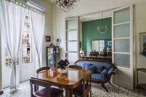 Apartamento, sacada | Área de estar | TV de tela plana 32 polegadas com canais a cabo