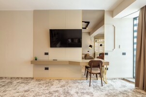 Cofres nos quartos, escrivaninha, quartos à prova de som