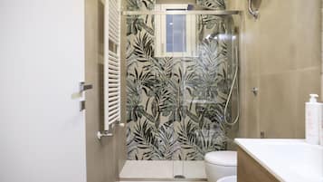 Apartamento, vista para a baía | Banheiro | Banheira e chuveiro separados, produtos de toalete grátis