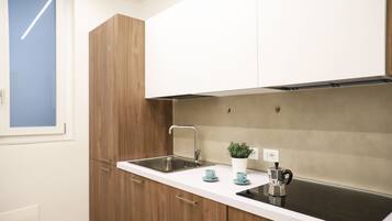Apartamento, vista para a baía | Cozinha privada | Geladeira, micro-ondas, fogão, cooktop