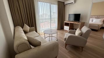 Suite Deluxe, 1 cama queen-size e sofá-cama | Sala de estar | Televisor LED de 55 polegadas com canais via satélite, piso aquecido