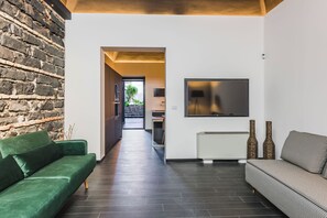 Apartamento, vista para o pátio | Sala de estar | Televisor de 35 polegadas com canais digitais 