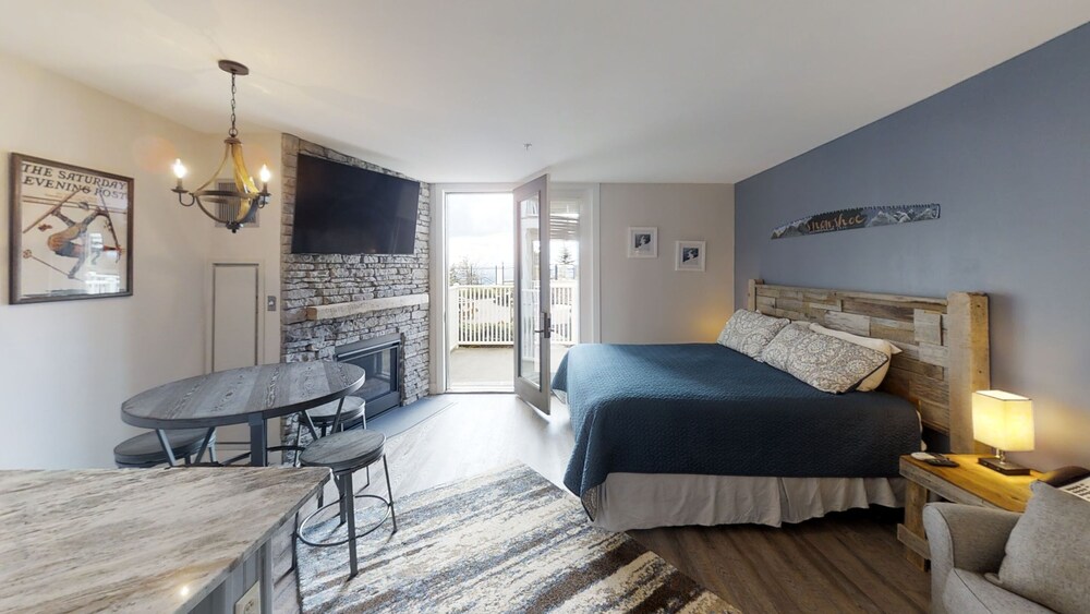 Inviting Studio in Seneca, deck opens to hot tubs by RedAwning ...