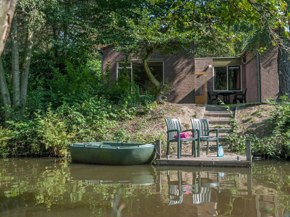 Restyled, Waterfront Bungalow With Rowing Boat, In A Holiday Park - Weert