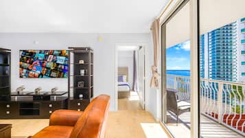 Condo superluxo, 2 quartos, vista para a cidade | Área de estar | Smart TV 50 polegadas com canais a cabo, pebolim