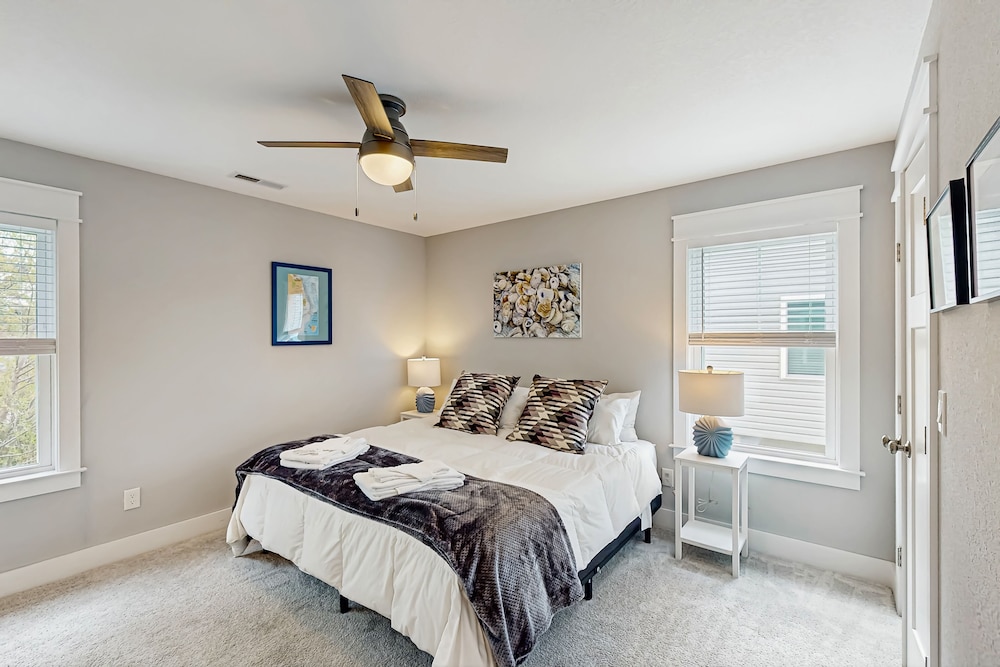 Spacious Dog-friendly House W/ Outdoor Space & Convenient Beach Access - Duck, NC
