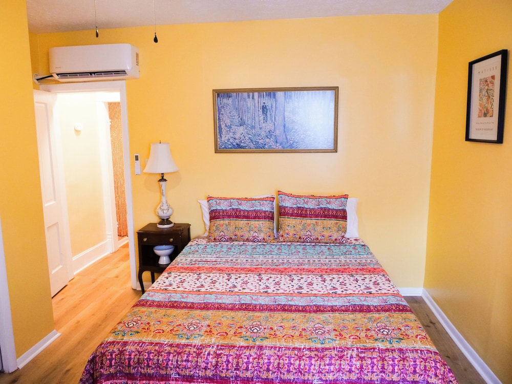 Cute Columbus Bungalow + Modern Amenities. 7 Min From Downtown! - Grove City, OH