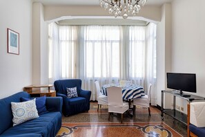 Apartamento, sacada | Área de estar | TV 35 cm com canais digitais