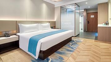 Quarto Empresarial, 1 cama king-size, Vista para a cidade | Roupa de alta qualidade, camas de colchão pillowtop, minibar