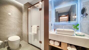 Quarto Deluxe, Vista para a cidade | Casa de banho | Um secador de cabelo, roupões, chinelos, toalhas fornecidas