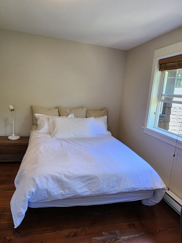 Beautiful House On Bowen Island. Pets Welcome! - Bowen Island