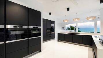 Um frigorífico, um micro-ondas, um forno, uma placa de cozinha