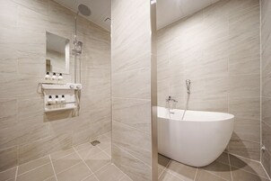 Quarto Duplo Deluxe, Vista para a cidade | Casa de banho | Produtos de higiene exclusivos, um secador de cabelo, roupões 