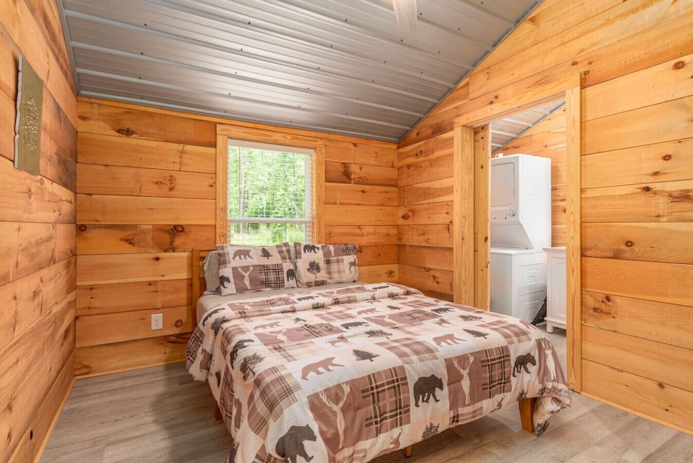 Modern Cabin In The Woods With Hot Tub - Travelers Rest, SC