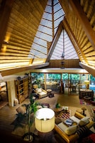 Vila superluxo, vista para a piscina | Área de estar | Smart TV 64 polegadas com canais digitais