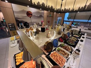 Café da manhã com buffet todos os dias mediante uma taxa