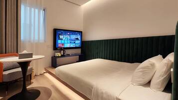 Quarto Duplo Superior | Roupa de alta qualidade, edredões de penas, secretária, Wi-fi grátis