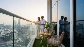 Estúdio Deluxe, 1 cama de casal, varanda, Vista para a cidade | Roupa de alta qualidade, edredões de penas