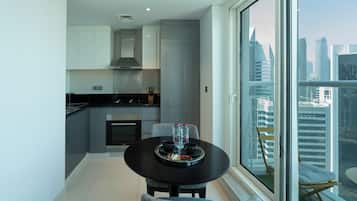 Estúdio Deluxe, 1 cama de casal, varanda, Vista para a cidade | Cozinha privada | Um frigorífico, um micro-ondas, um forno, uma placa de cozinha