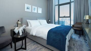 Estúdio Deluxe, 1 cama de casal, varanda, Vista para a cidade | Roupa de alta qualidade, edredões de penas