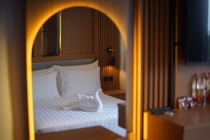 Quarto Duplo Superior, 1 cama queen-size | Secretária, secretária adequada para computadores portáteis 