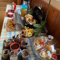 Café da manhã com buffet grátis todos os dias